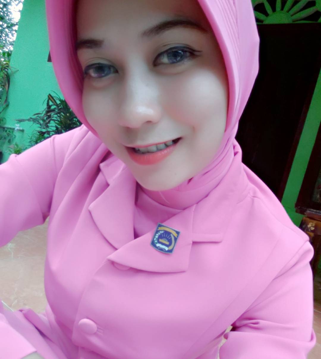 Gambar mama muda genit pake hijab pink - CantikaMagz