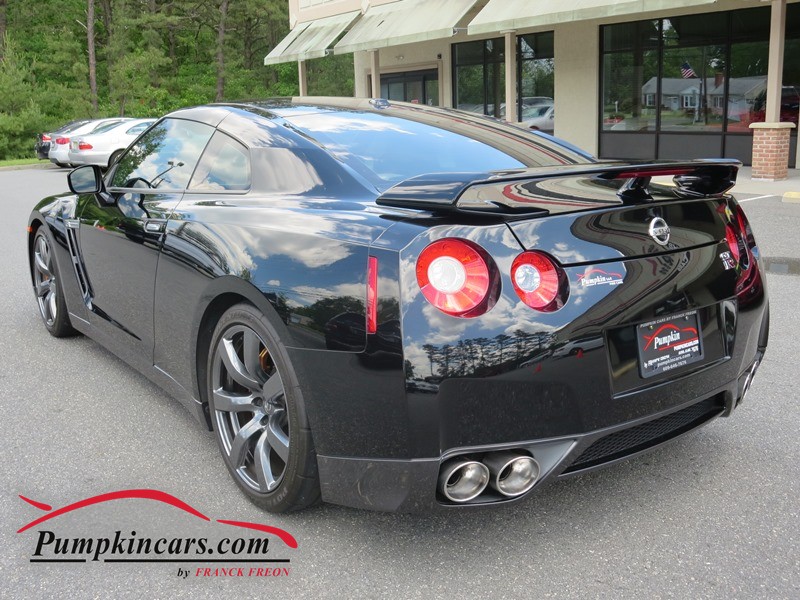 THIS GT-R IS ONE OF THE BEST LOOKING CARS WE'VE EVER SEEN!!!