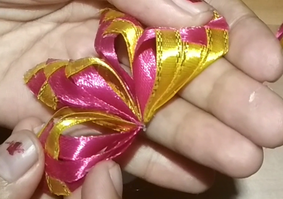 TUTORIAL PEMBUATAN BUNGA DARI PITA SATIN DENGAN MOTIF ANYAMAN ...