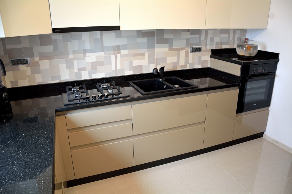 Mobila Bacau Yulmob: Bucatarie din Mdf Vopsit Lucios Capucino Crem cu ...