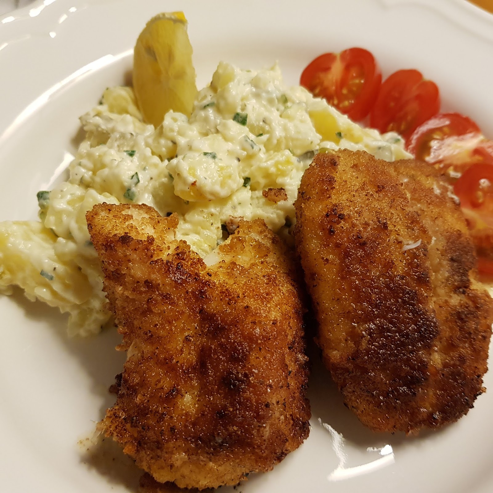 Knuspriger Backfisch mit hausgemachtem Kartoffelsalat