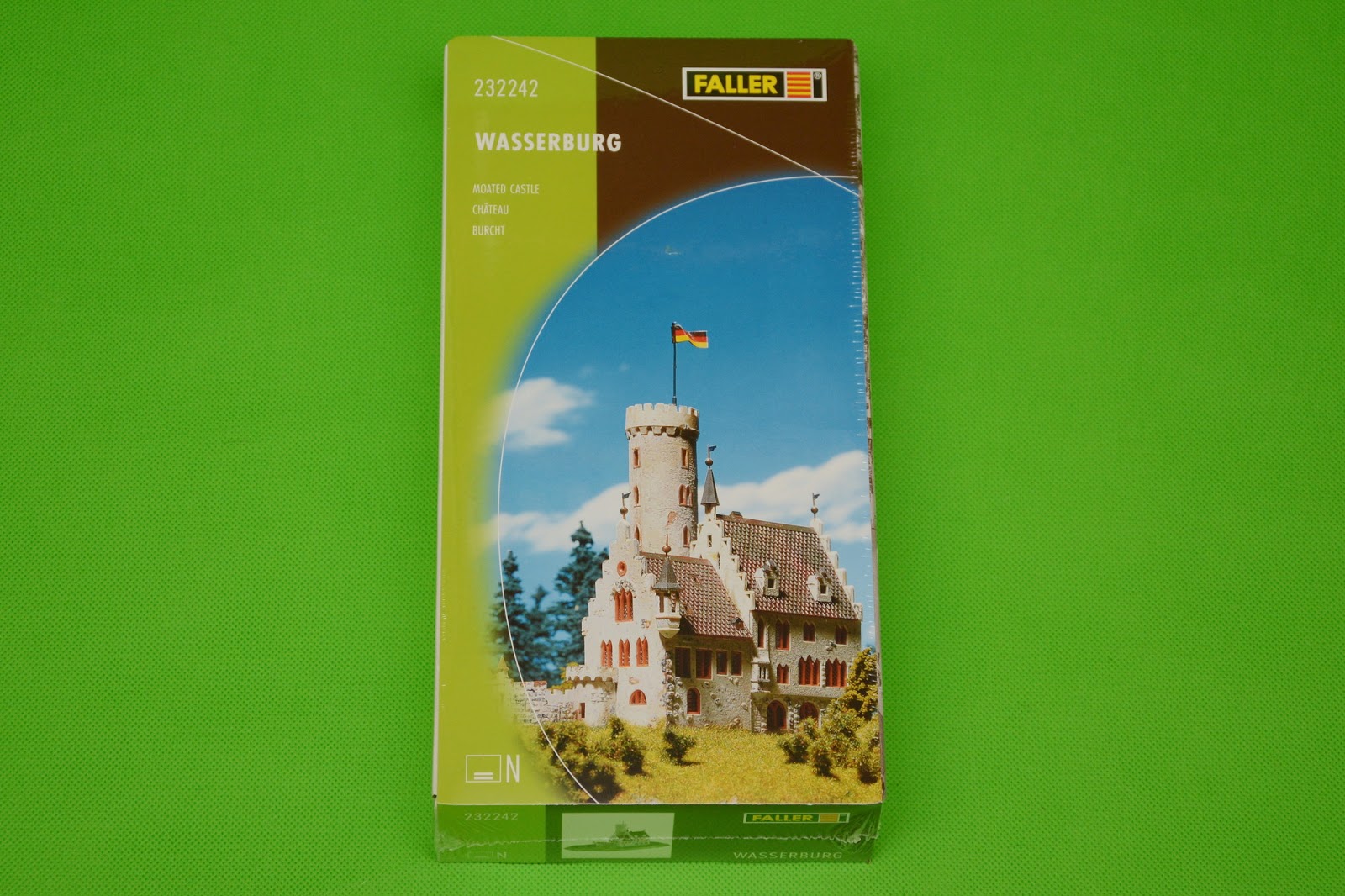 My Miniature Worlds: Faller 232242, N-scale moated castle
