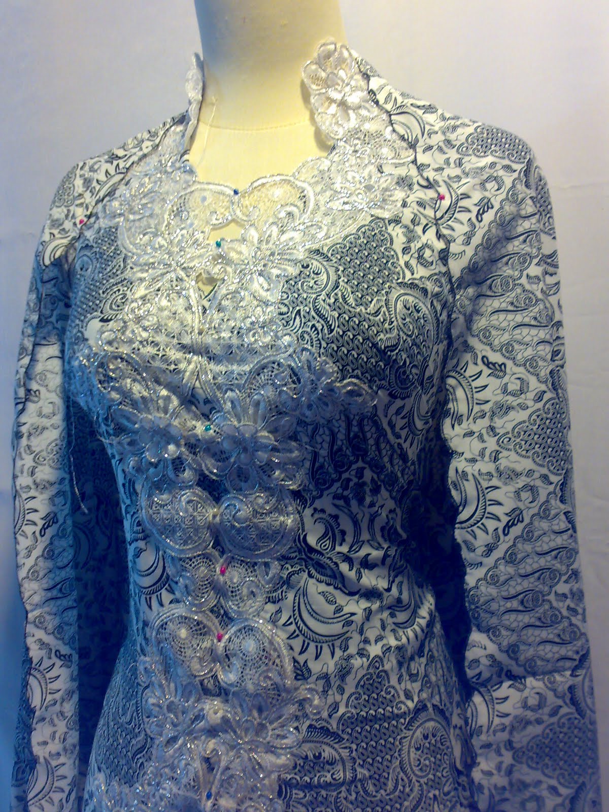 Batik Dan Kebaya: kebaya batik bordir cornelly new edition 2011