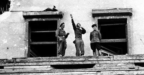 Viva a História: Soldado aliado brincando de Hitler, na Alemanha ...