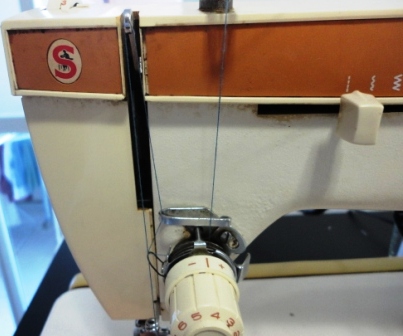 Iniciante na Costura: Passando o fio - Singer 247