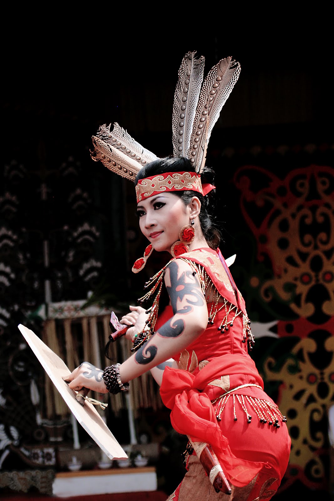 Monster Bego: Pesona Kecantikan Masyarakat Suku Dayak di Kalimantan Monster Bego: Pesona Kecantikan Masyarakat Suku Dayak di Kalimantan