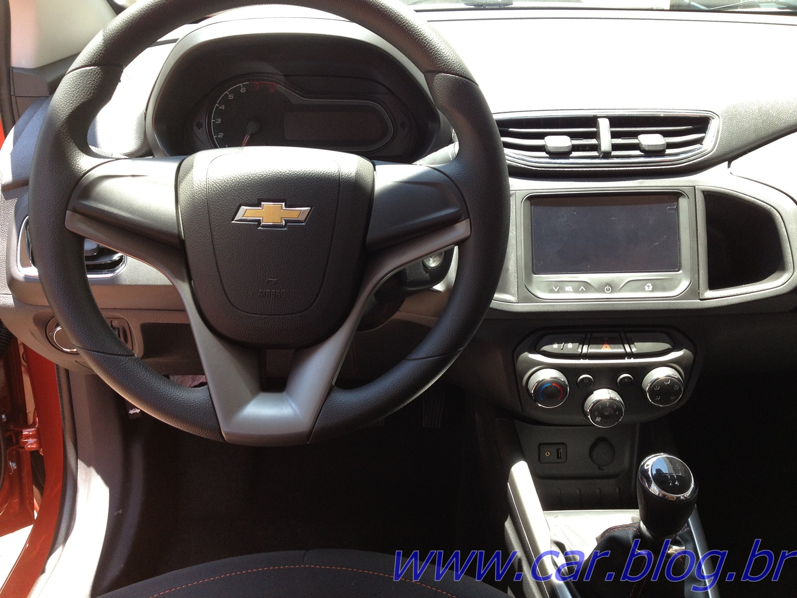 Chevrolet Onix LT 1.0: fotos, preço, consumo e ficha técnica