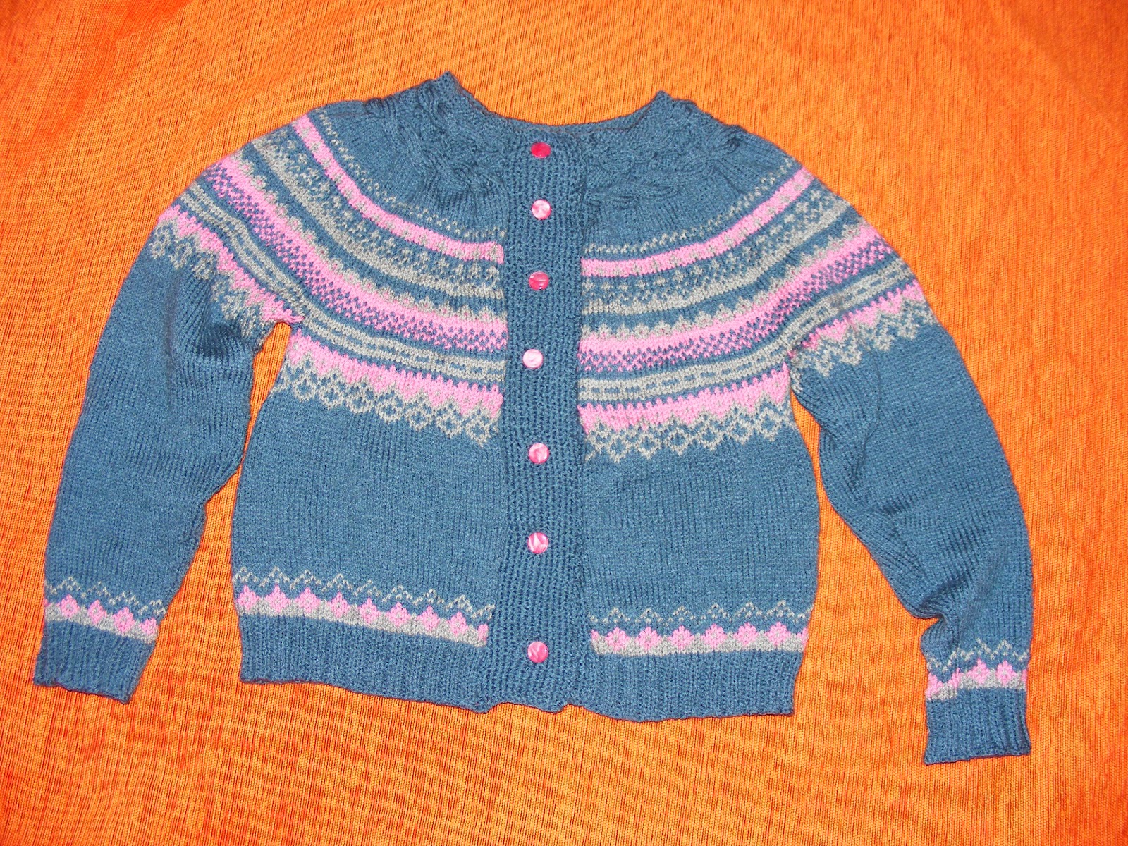 Handmade tricotaje: Pulover tricotat in 3 culori cu torsade