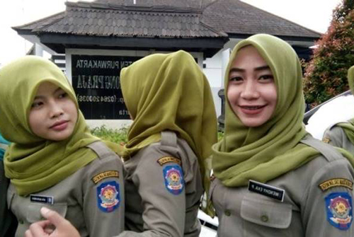 Foto-foto Praja Kitty Wanita Cantik Bak Bidadari, Barisan Satpol PP di ...