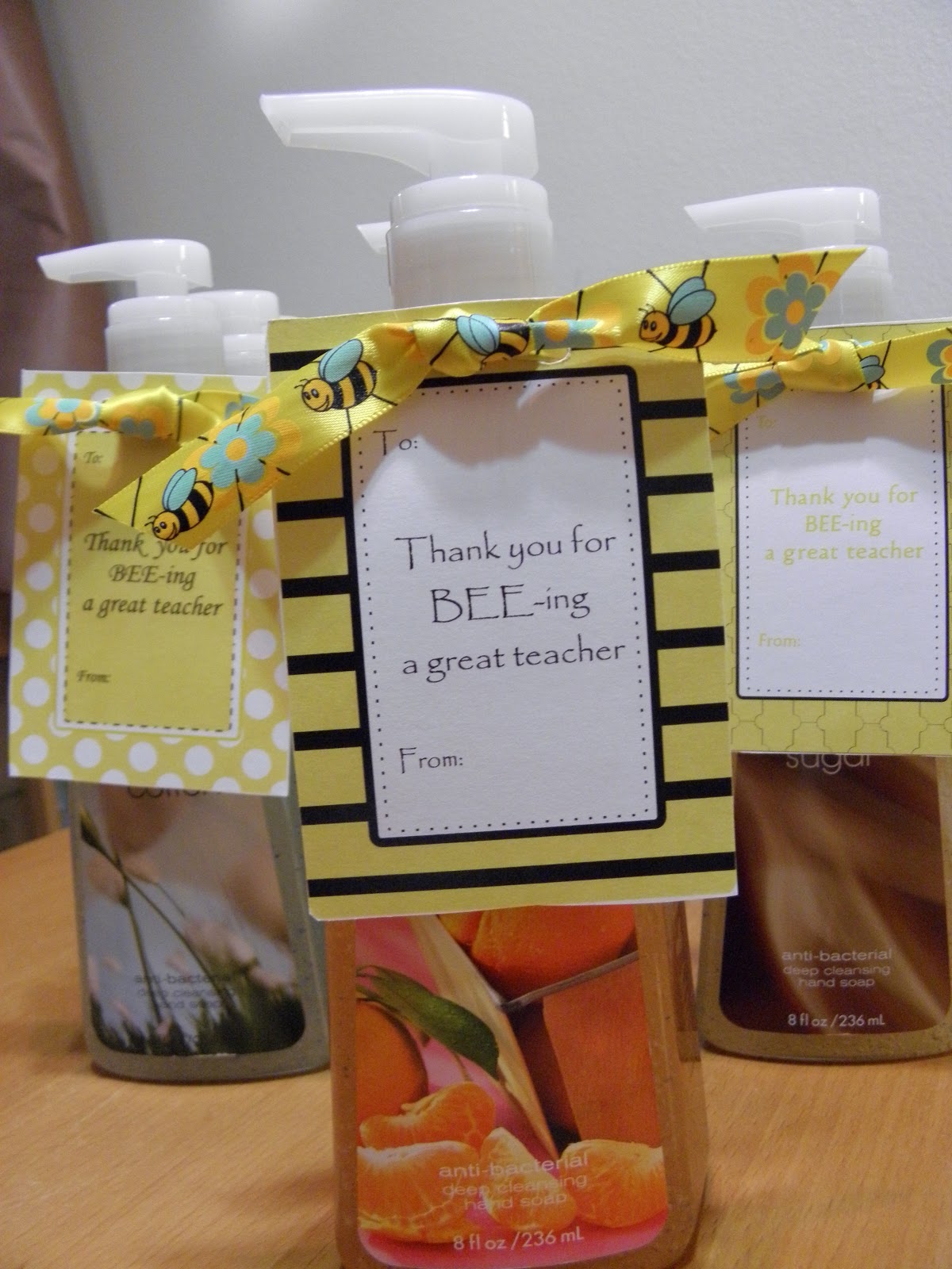 Lollipops & Paper: Bee themed teacher gift tags - FREE PRINTABLE