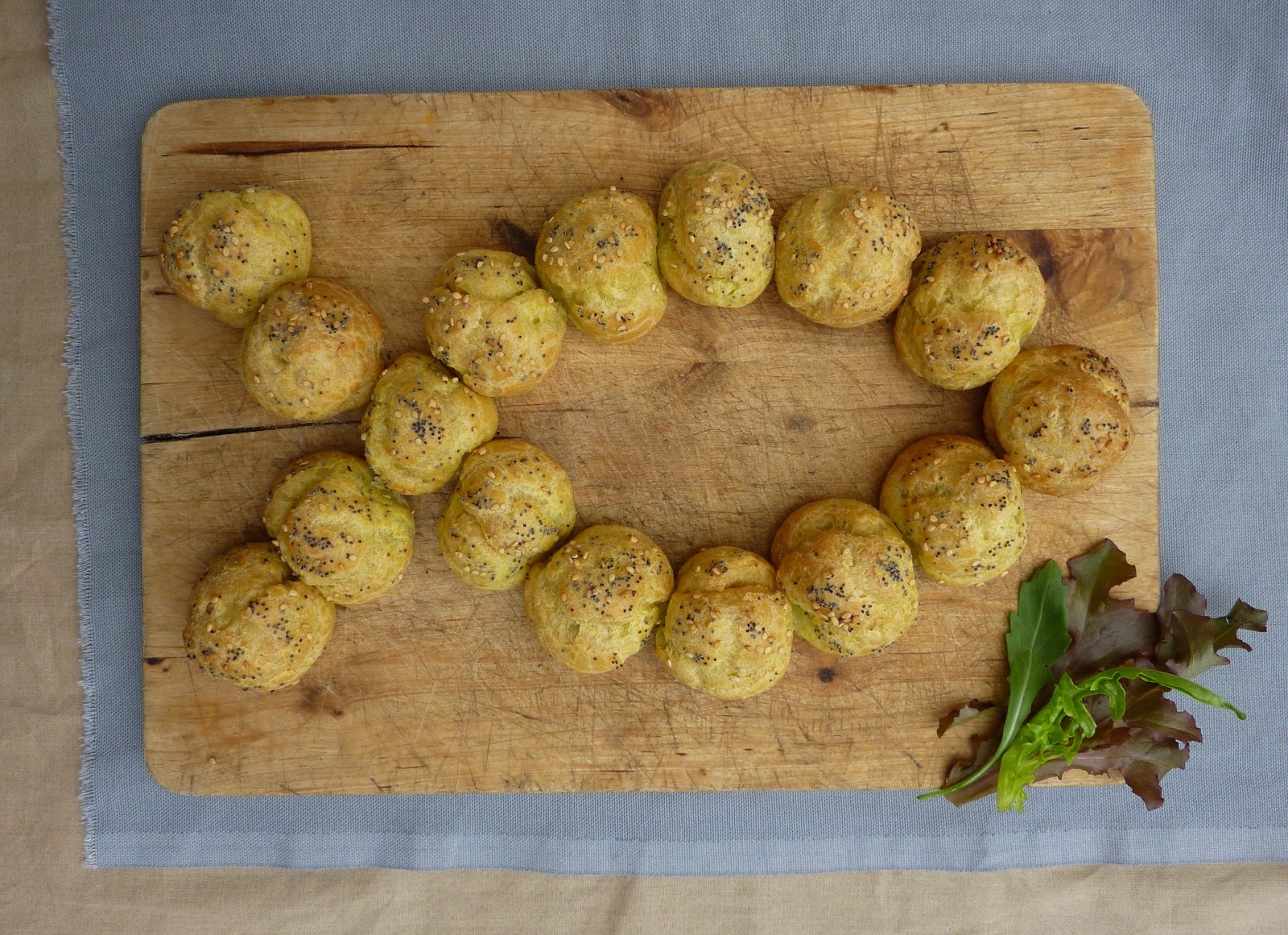 Petits choux salés, crème au maquereau et légumes racines