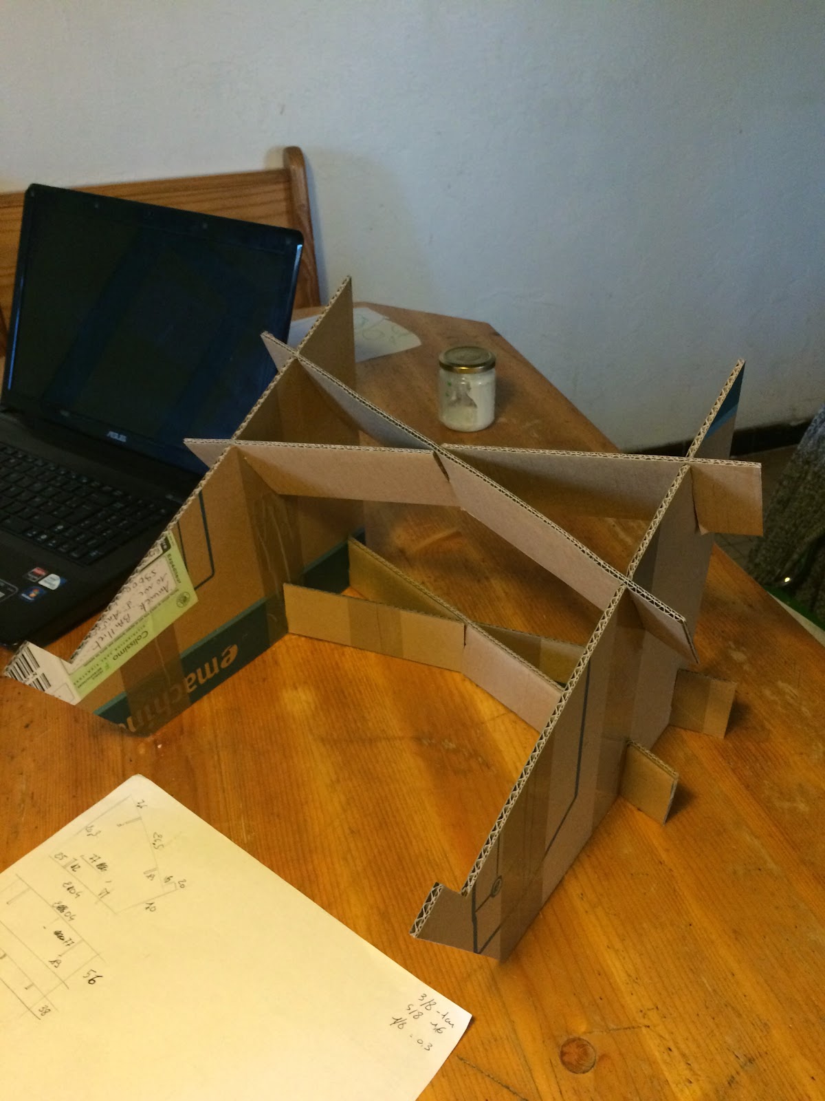 La Grande Maison: Support PC en carton