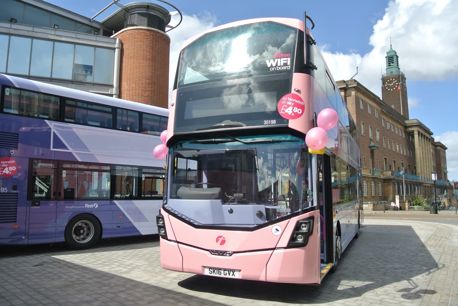 Ryan's Bus Blog: The classy Wright StreetDecks swings into First Norwich
