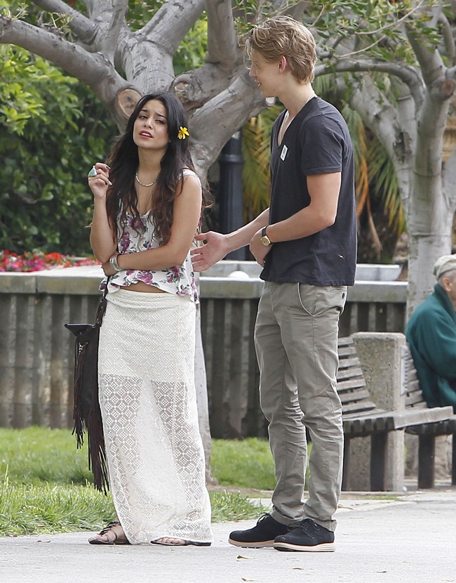 (= PaRa ToDoS =): Vanessa Hudgens y Austin Butler: Besos y poses para ...