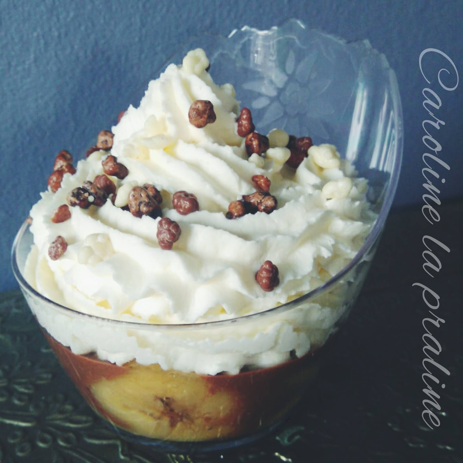 Caroline La Praline: Verrine Banane, Chocolat et Chantilly à la fève de tonka