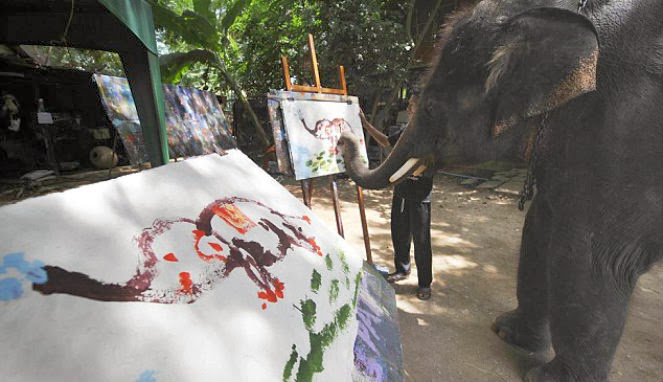 Rockess Blog: Mengagumkan, Gajah Ini Mampu Melukis Dirinya