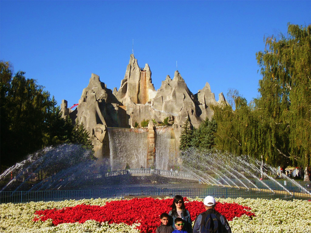 Art of Amusement Parks: Addition of Fountains at Amusement Parks