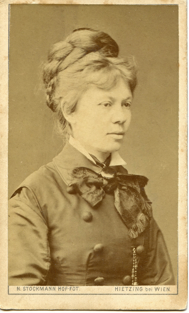 30 Fascinating Vintage Studio Portraits of Viennese Women from the ...