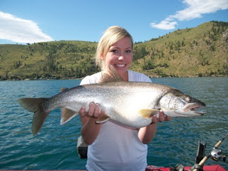 Hot Fishing Babes: Pretty Girl Catches Salmon