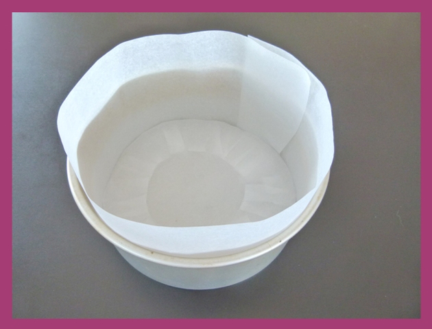 Tipp: Backform mit Backpapier auslegen