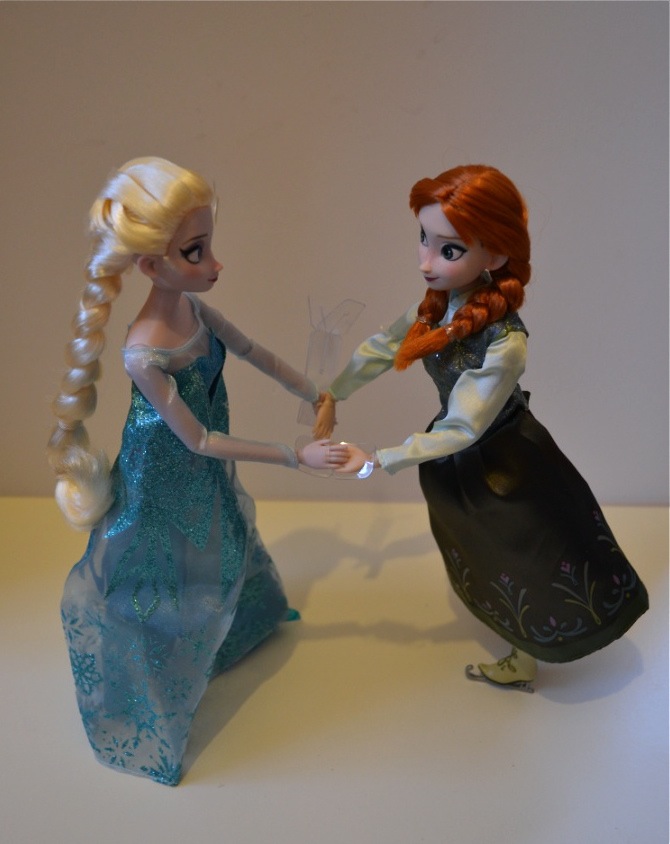 The Anna and Elsa Ice Skating Set from the Disney Store--A Guest Review ...