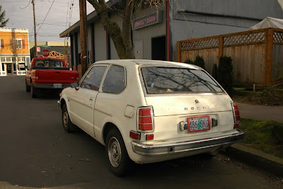 OLD PARKED CARS.: 1975 Honda Civic CVCC.