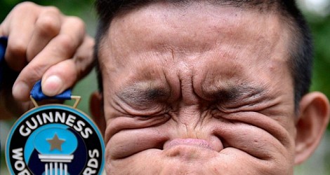 Dunia Informasi: Rekor :Orang Ini Melipat Wajah Hingga Jelek