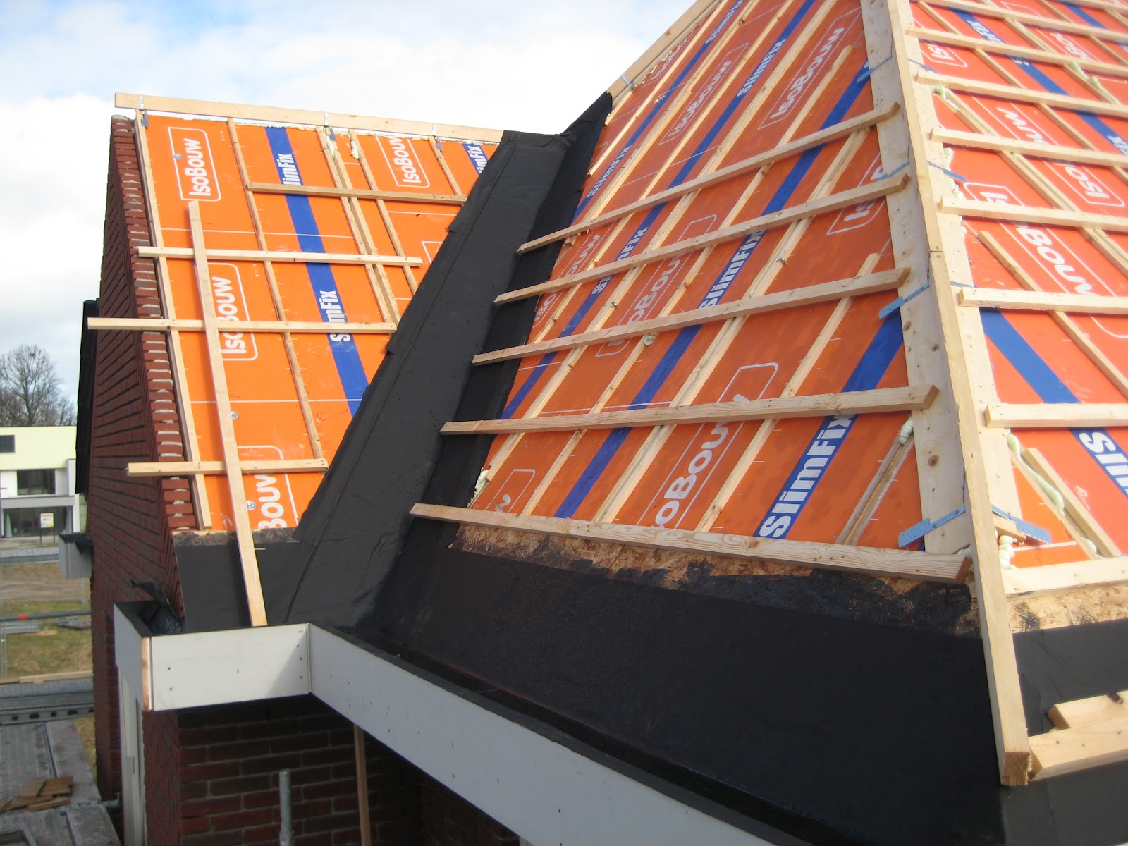 Project Tussen de houtwallen Hooglanderveen: Panlatten en goten aftimmeren