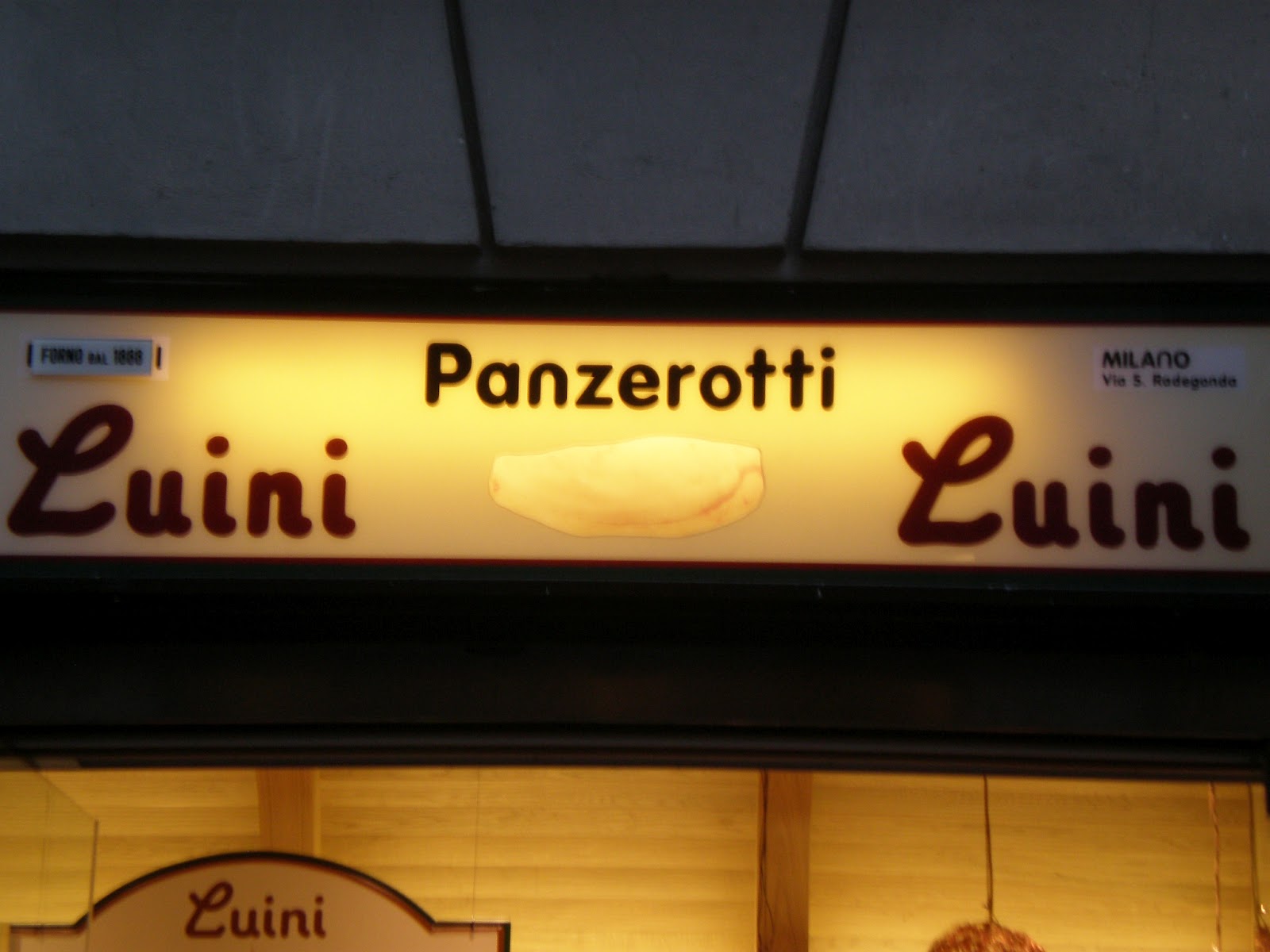 Un sardo in giro: Panificio Luini: Il panzerotto più buono di Milano