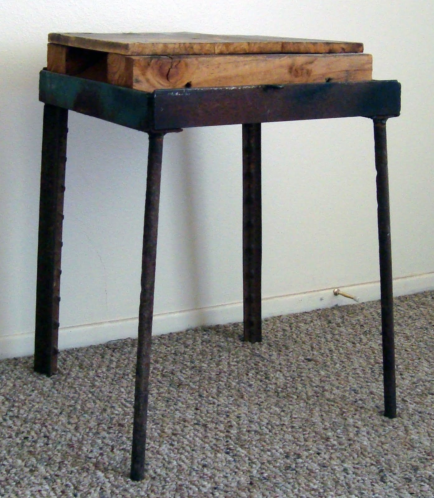 CustomGardenWorks: Metal & Wood Tables