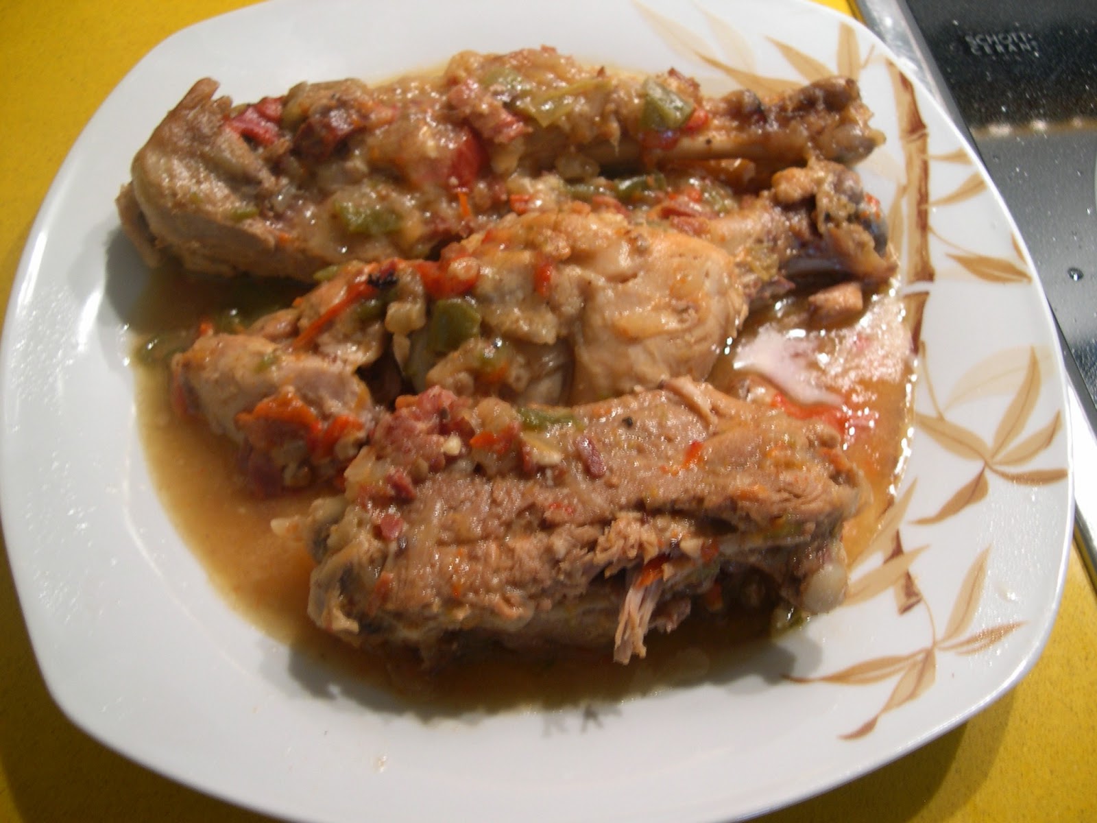 Pavo o pollo al chilindrón.