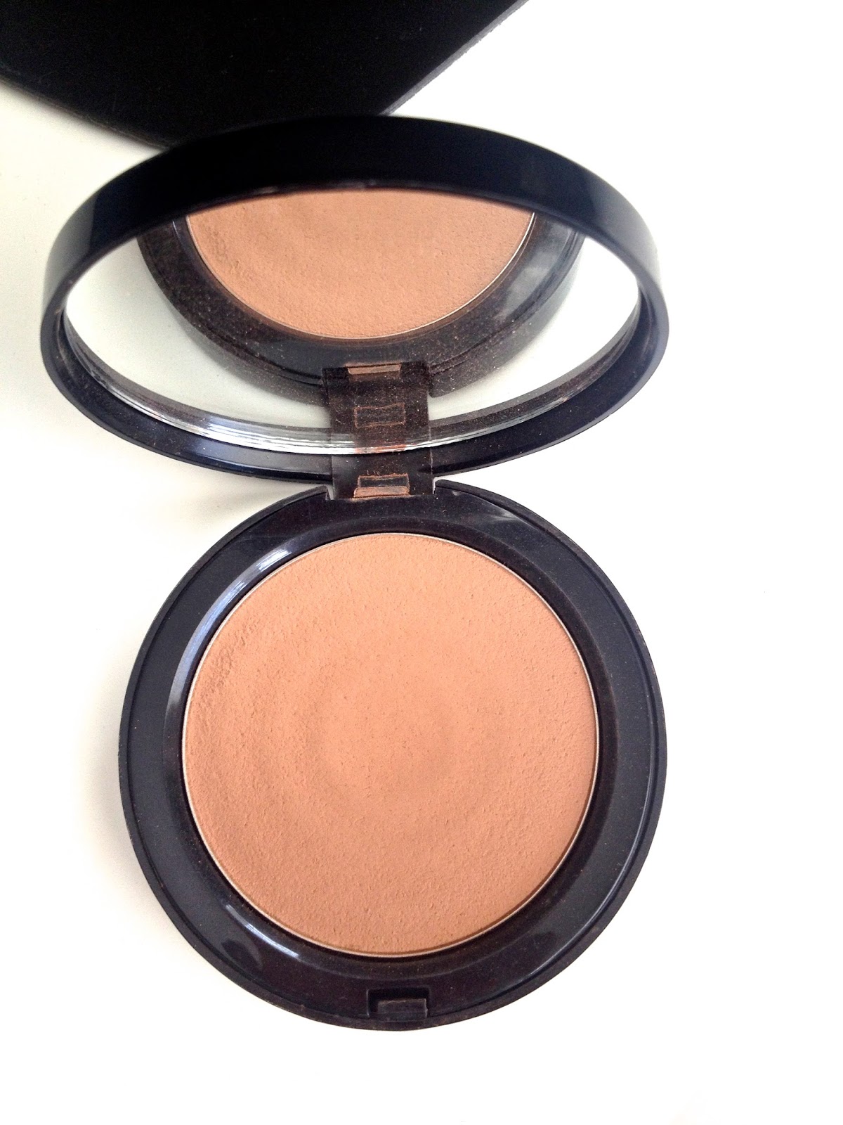It's Madi's Choice: A Review: Bobbi Brown Bronzing Powder & Swatches