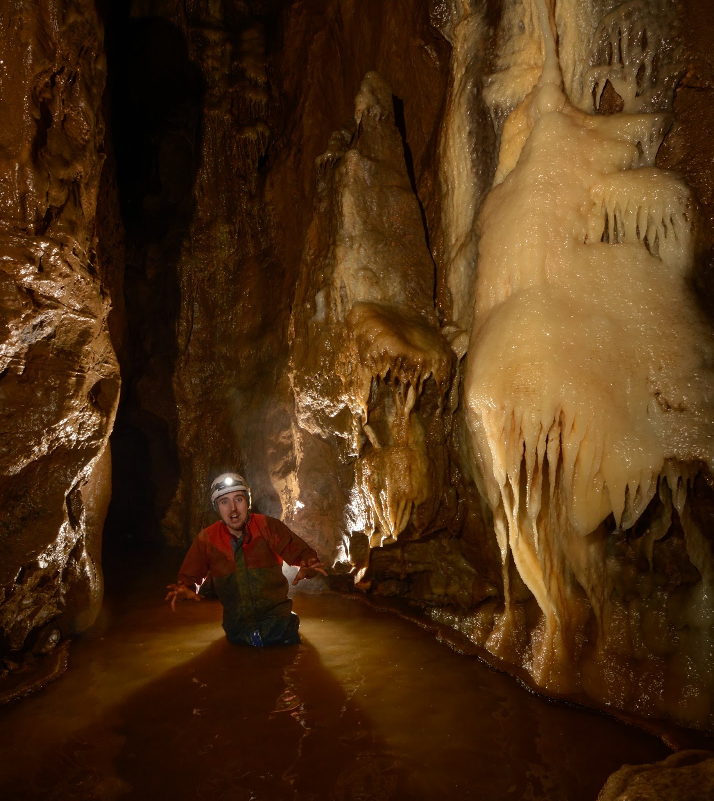 Dudley Caving Club: A trip to Neil Moss Chamber Peak Cavern