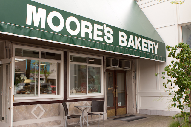 famished foodies: Moore's Bakery