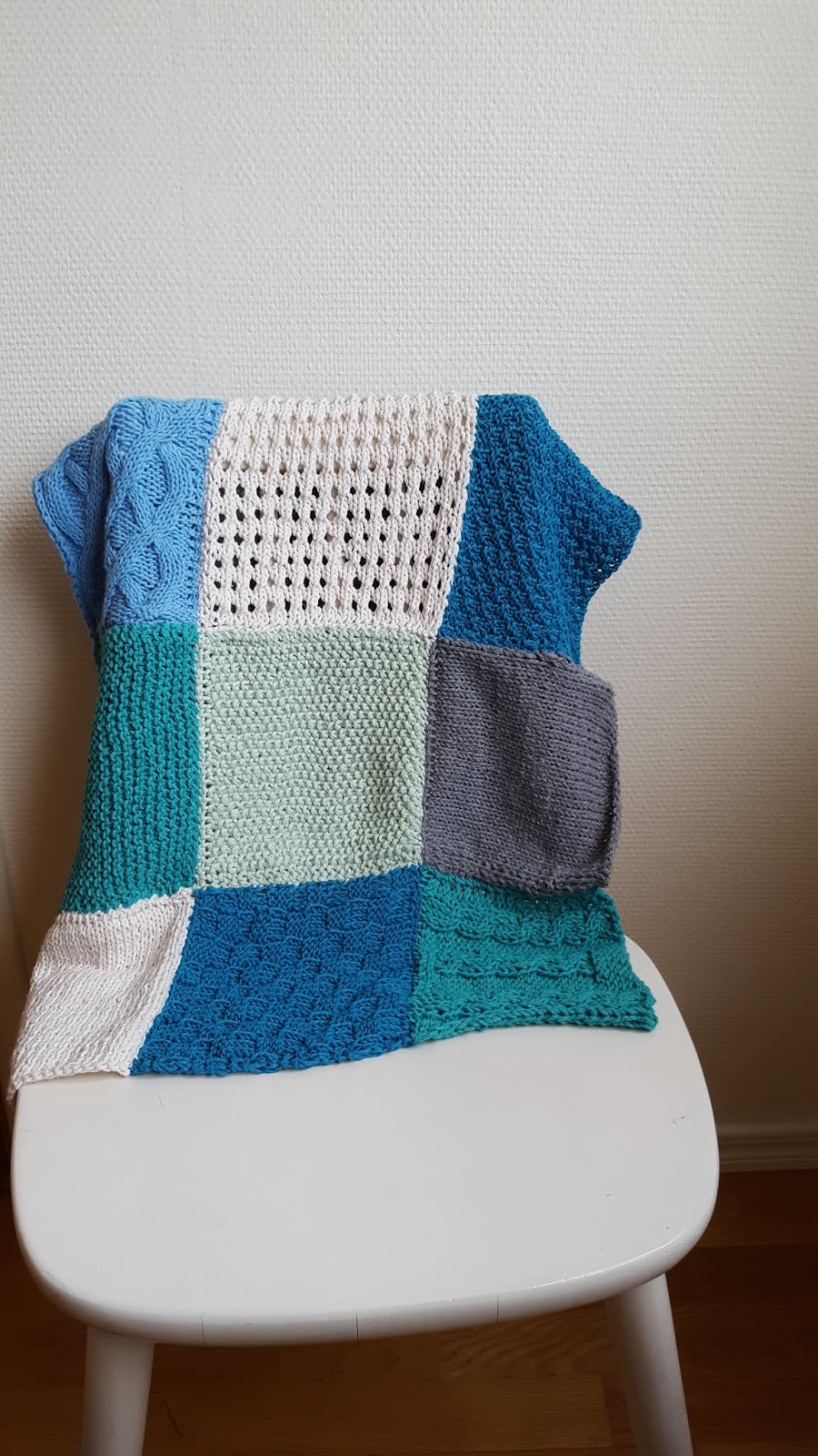 Neulottu vauvanpeitto - Pientä kivaa