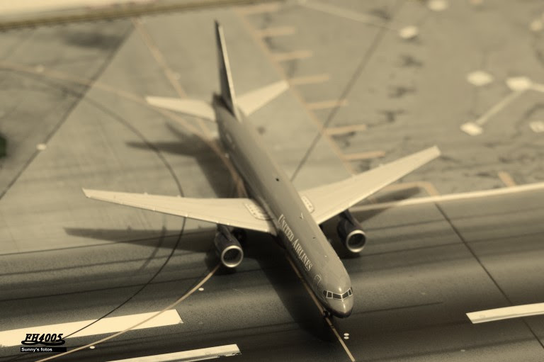 BHTXWmb: 模型分享 1:200 Boeing757-200 N592UA(Battleship Grey)火箭客機