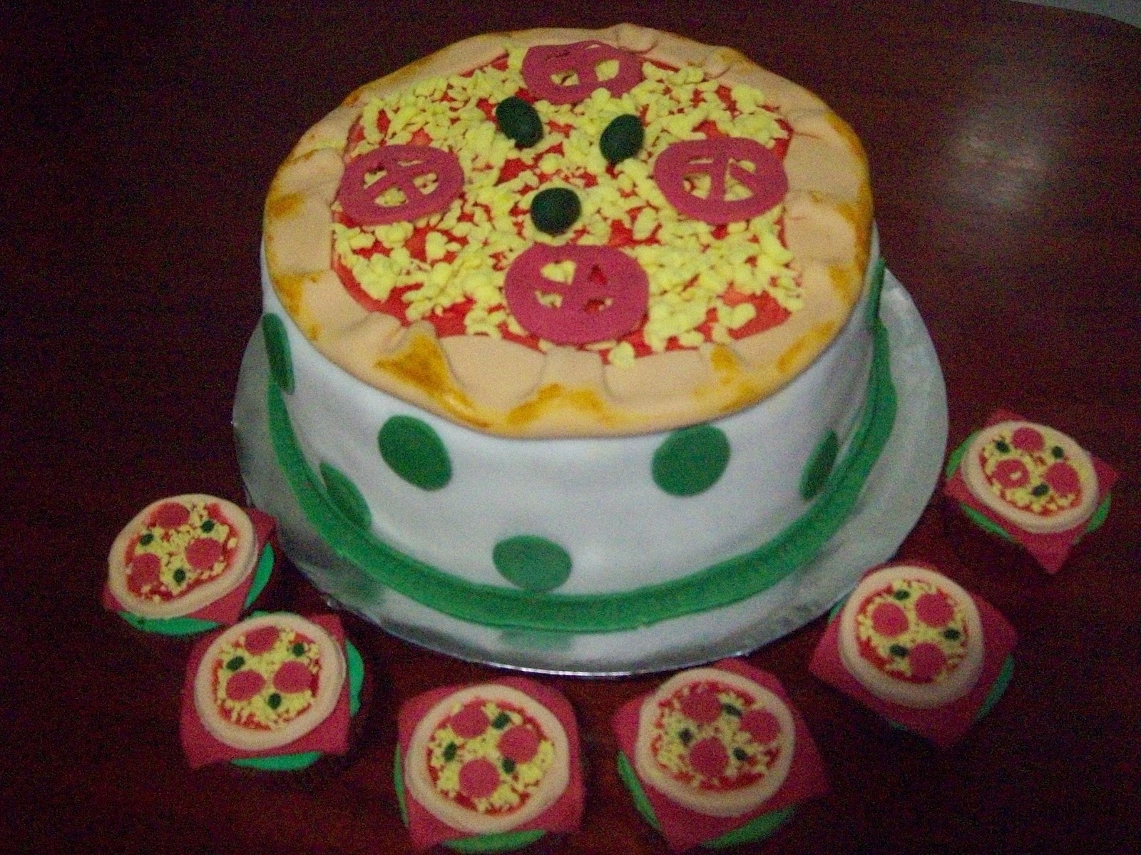 Lindos Bolos Artísticos: BOLO PIZZA E CUPCAKES