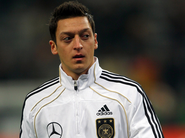 OFICIAL: Arsenal Contrata Özil ex-Real Madrid - Rivalidade Britânica