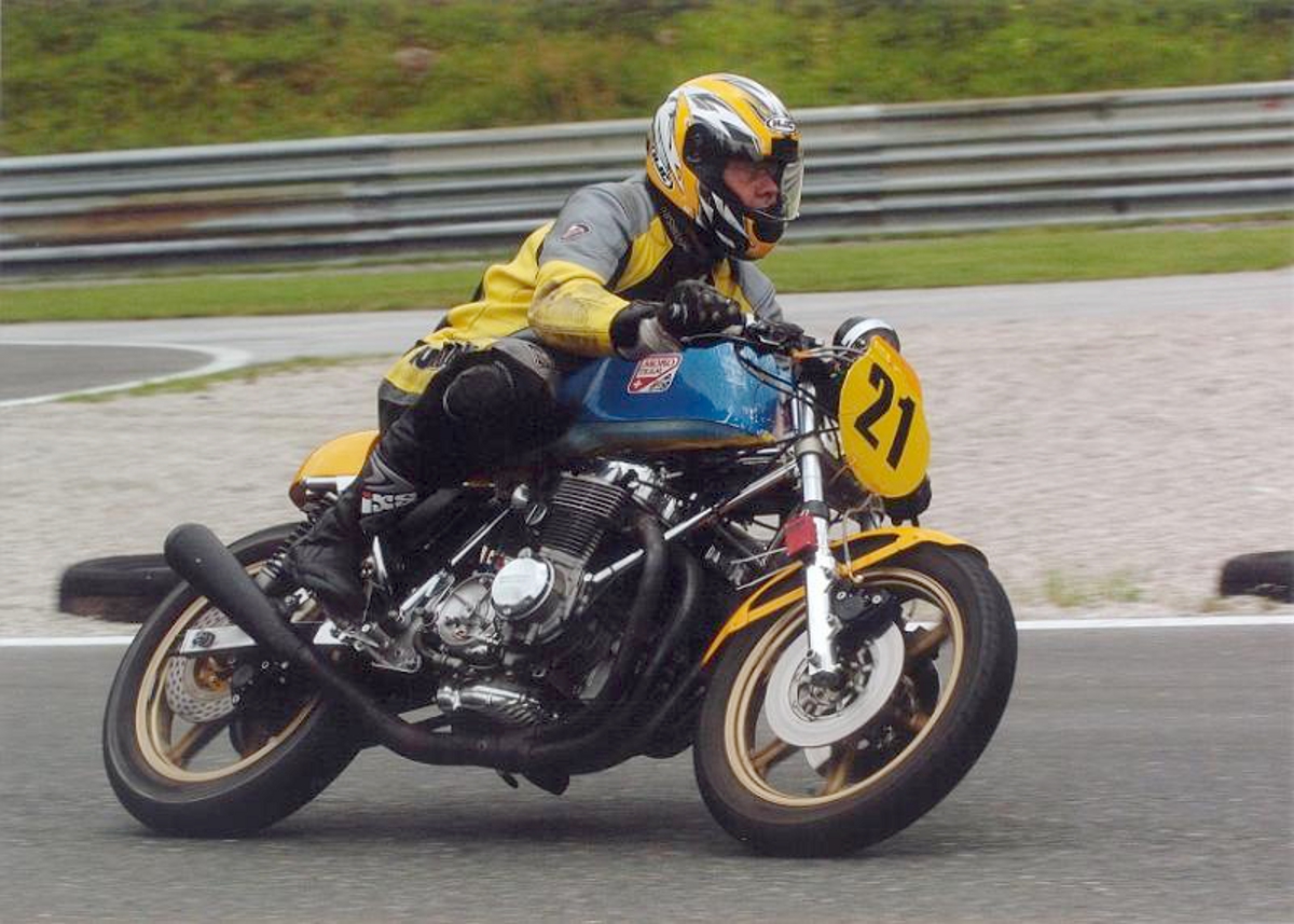 Cling on for dear life !!!: Moto Martin CB750 Café Racers