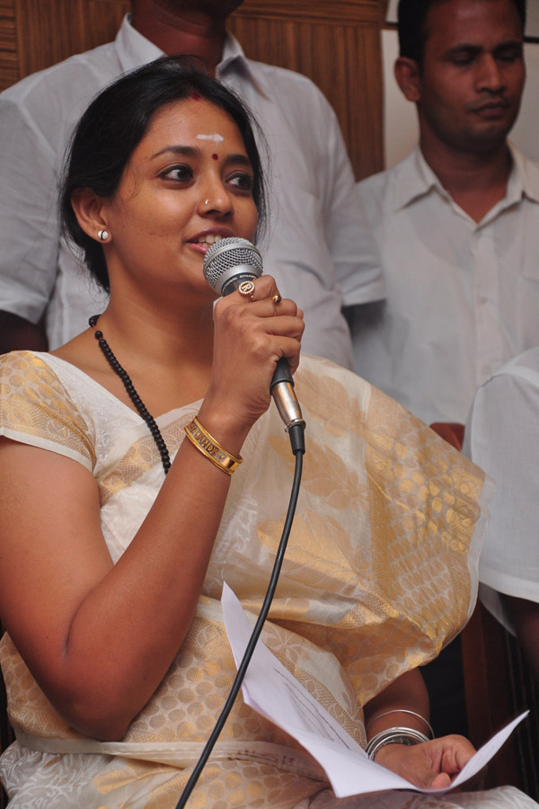 Tamil actress Ranjitha latest new photos stills