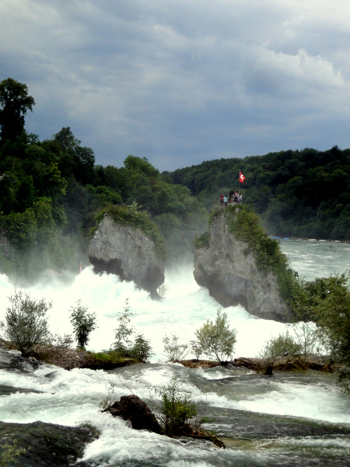 Rheinfall – As cataratas do rio Reno na Suiça – Brasileiros Mundo Afora