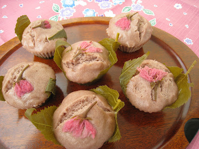 Kazuo: Anko-Mochi-Mushipan mit Kirschblüte