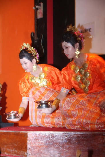 Foto Tarian Khas Suku Bugis Makassar Tari Bosara