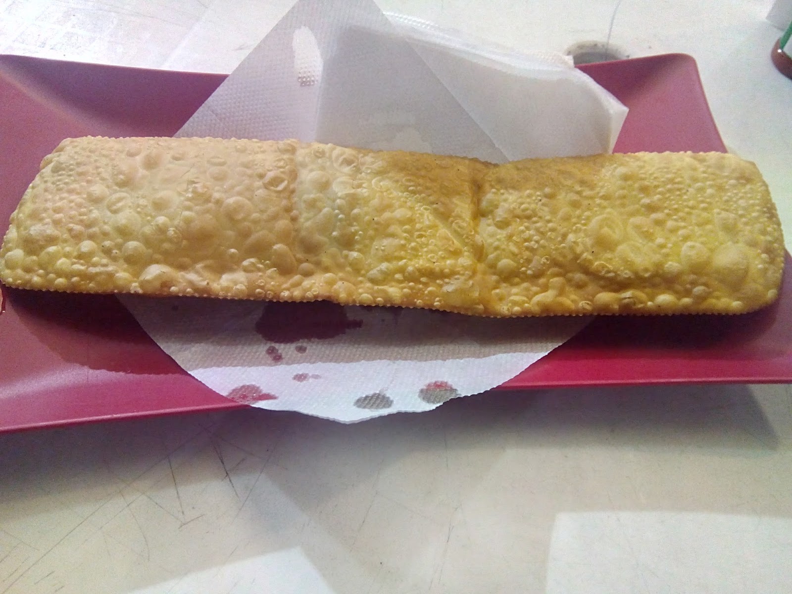 Um pastel bem grande, com bastante recheio e saboroso, mas chega a ser ...
