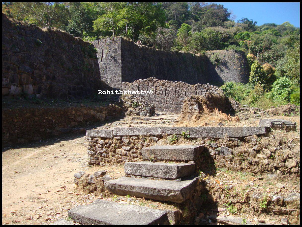 JOURNEY INTO DREAMS: Kavaledurga Fort -Thirthahalli