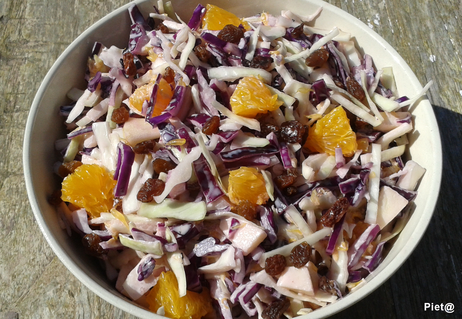 Pieta's hapjes: Rode en witte koolsalade met sinaasappel en rozijnen