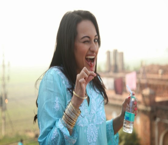 Bollywood Actress Laughing Funny Wallpaper - Latest Hollywood and ...