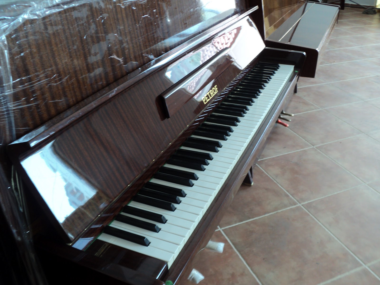 Instrumente muzikore & Piano: piano "PETROF"