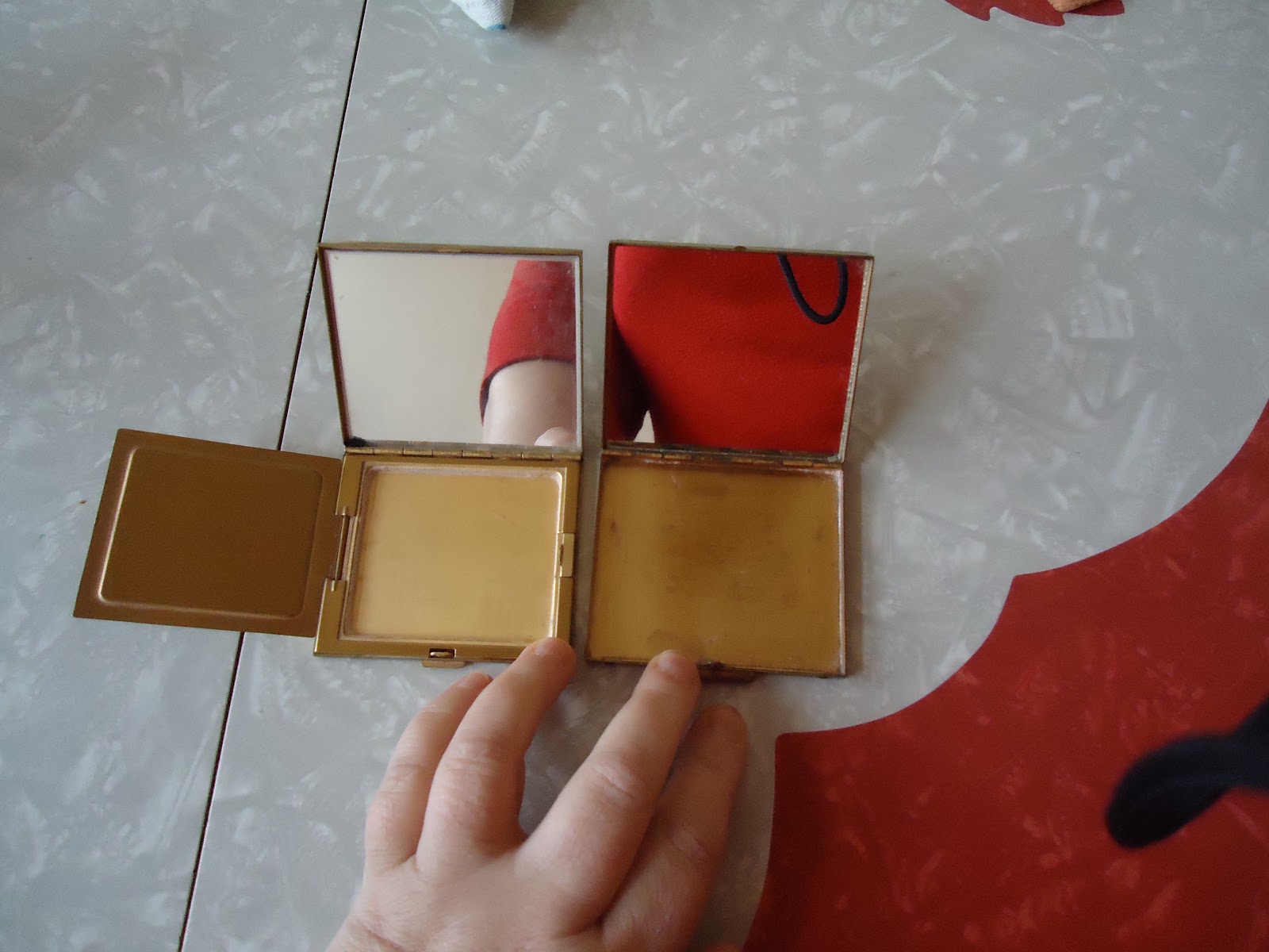 Straight Talking Mama: Filling a Vintage Compact