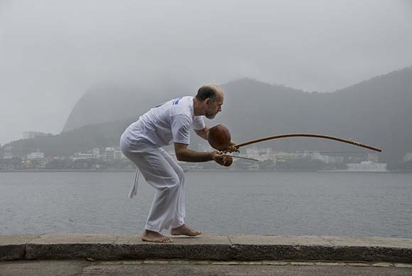 São Bento me chama: Mestre Camisa ( Abadá - Capoeira )